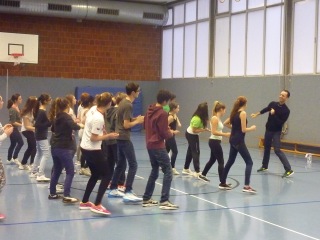 Let’s Dance – Juror Roman Frieling bringt 9te Klassen zum Tanzen ...